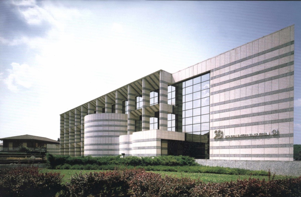 Edificio Per Office ad Alzate Brianza in Como (1978), by Natalini ...