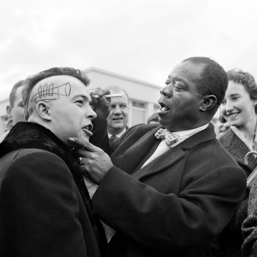 Louis Armstrong draws a trumpet on the head of a French punk, 1961 ...