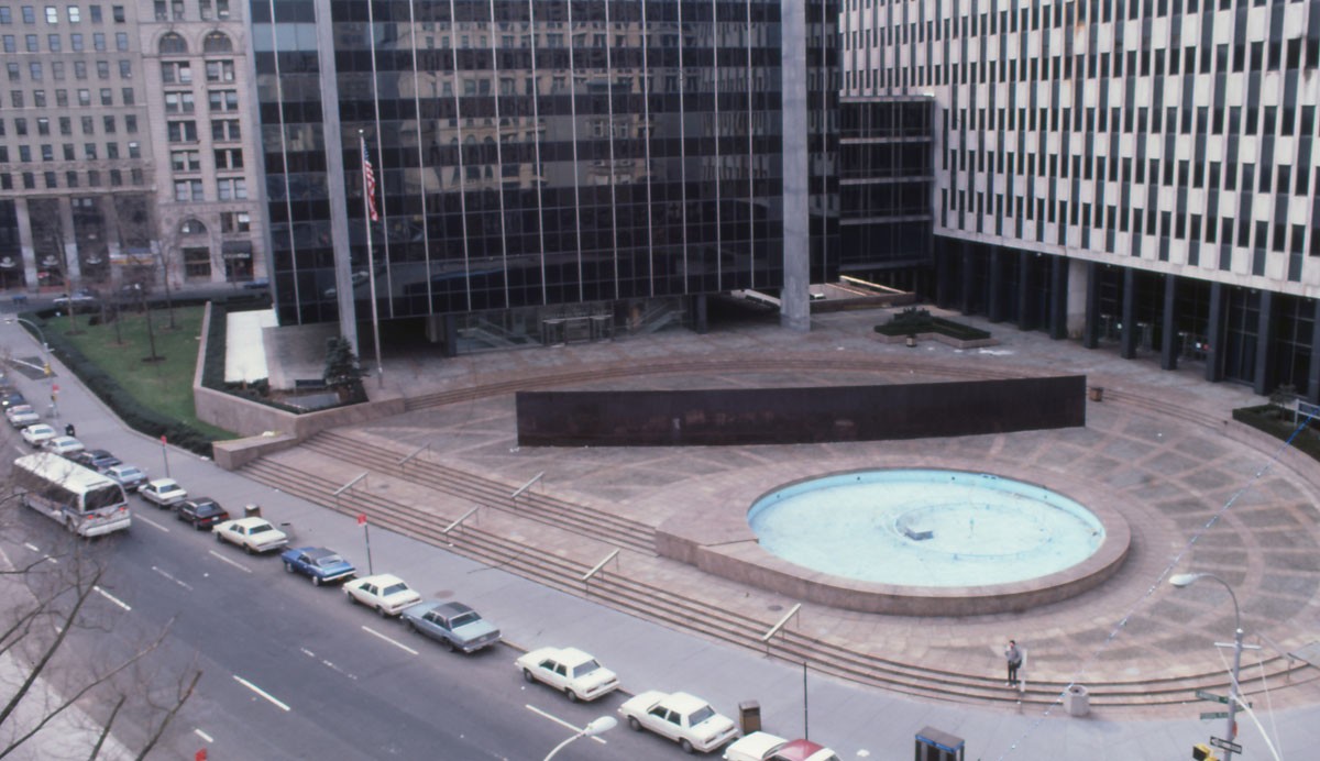 Federal Plaza med Tilted Arc i 1981. Foto: Burt Roberts — Are.na